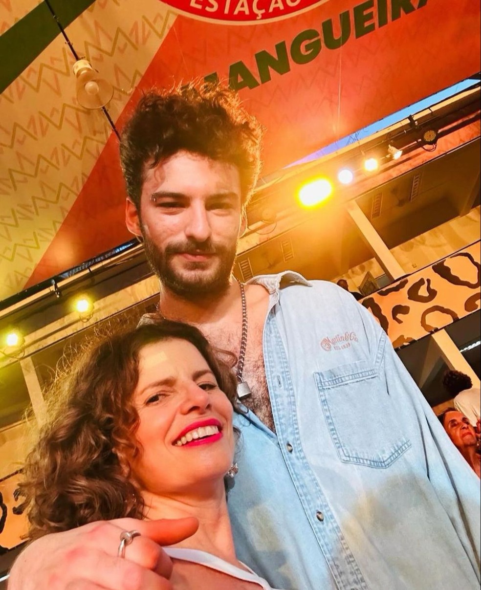 Filho caçula de Debora Bloch chama atenção pela altura em foto com a ...