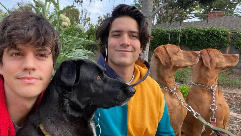 Irmão de Luciano Huck e marido lançam projeto musical nos EUA