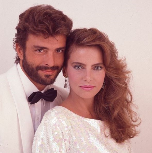 Bruna Lombardi posa com o marido galã, o único filho e a nora em visita ...