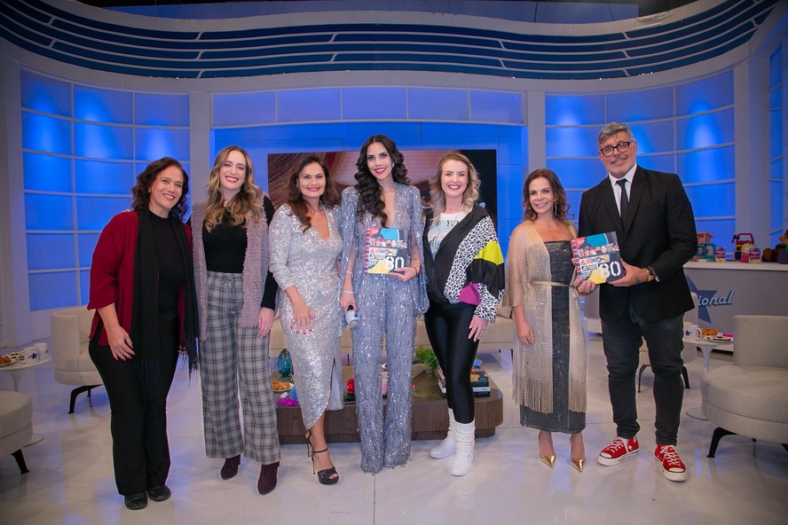 Daniela Albuquerque comemora aniversário no clima dos anos 80 e tira o ...