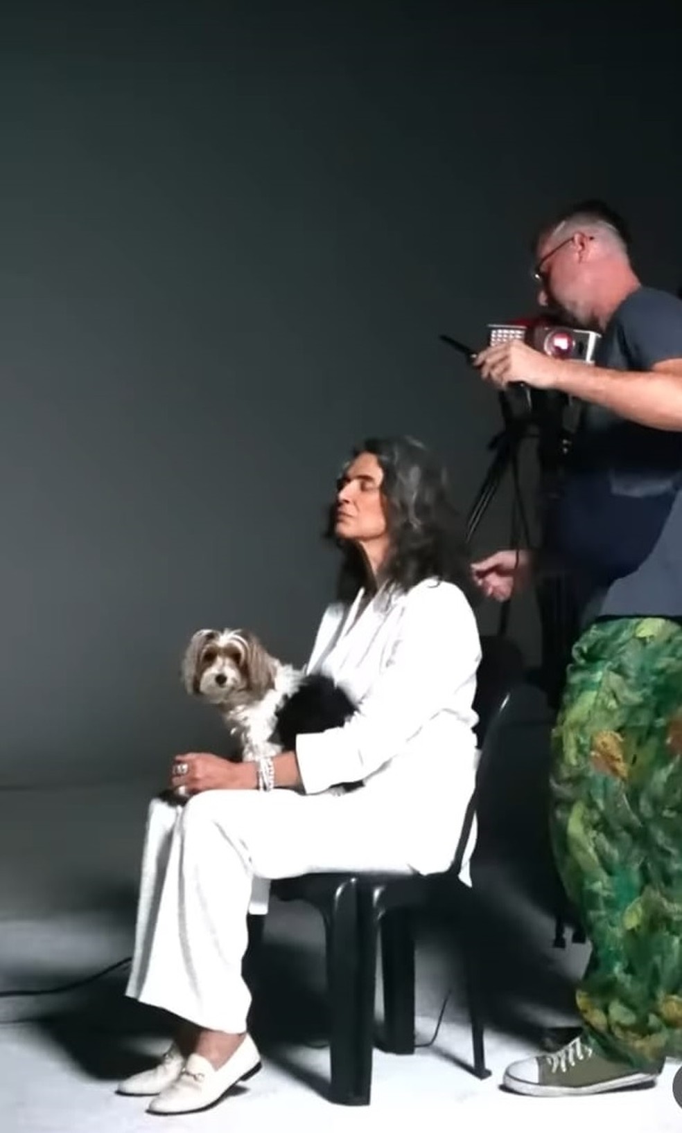 Simone grava 1º clipe do clássico 'Então é Natal' e cadelinha rouba ...