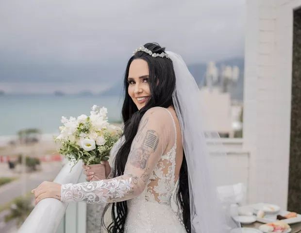 Perlla posa com o marido, que deixou a prisão após 10 meses: 'Orgulho ...