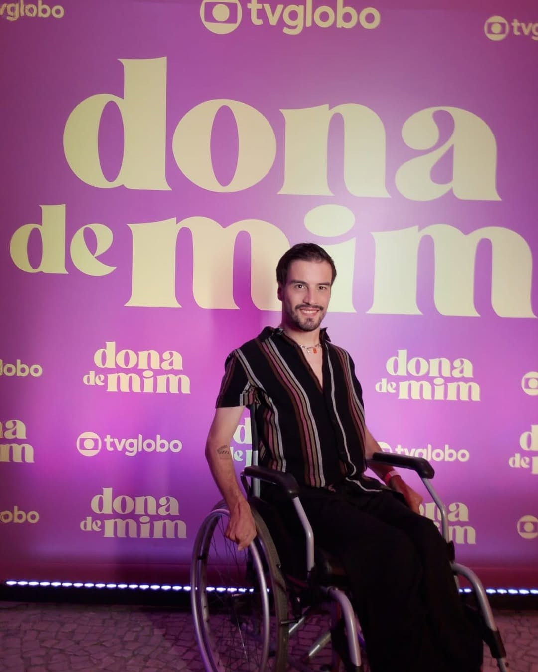 Peter de 'Dona de mim', ator PCD Pedro Fernandes curte praia no Rio