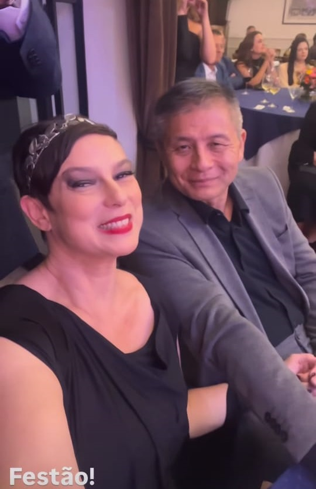 Maria Paula vai com marido e os filhos ao aniversário de 80 anos da ex ...