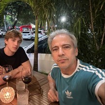 Aos 60 anos, ator de novelas revela namoro com modelo de 19: 'Meu amor'