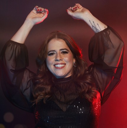 Tati Machado estreia na cobertura do Baile da Vogue e comenta expectativa