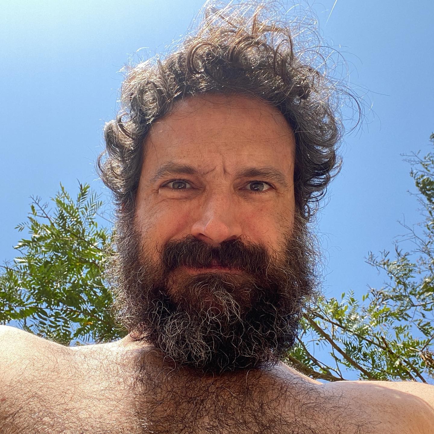 Caco Ciocler faz rara aparição ao lado da namorada e exibe novo visual ...