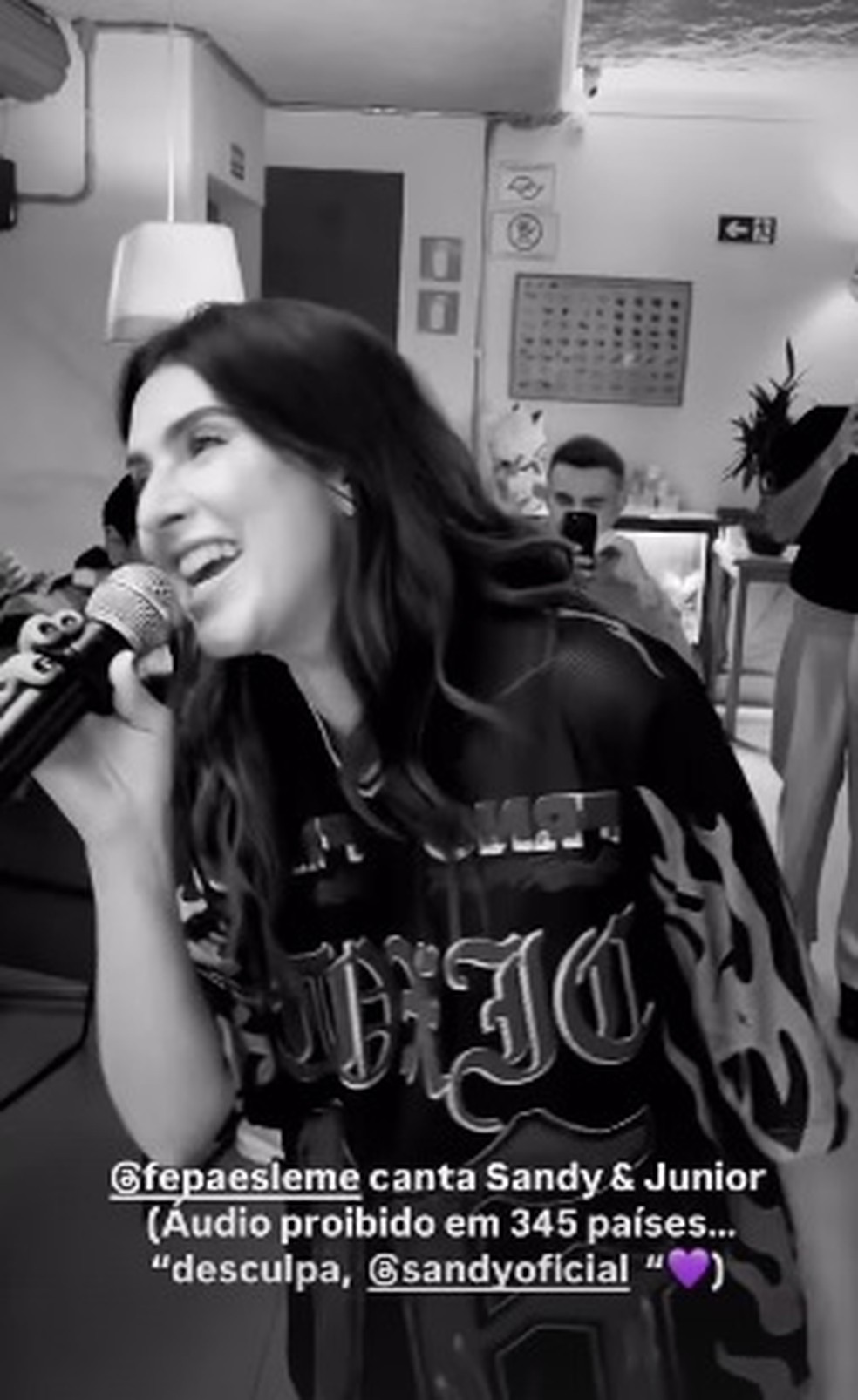 Fernanda Paes Leme celebra 42 anos em karaokê e canta até Sandy e Junior: 'Desculpa, Sandy'