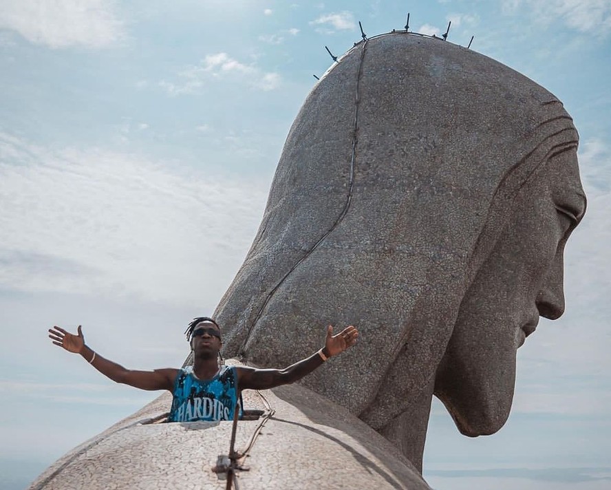 Vinícius Jr. visita Cristo Redentor e tira foto no alto da estátua ...