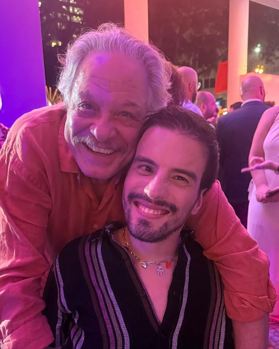 Peter de 'Dona de mim', ator PCD Pedro Fernandes curte praia no Rio