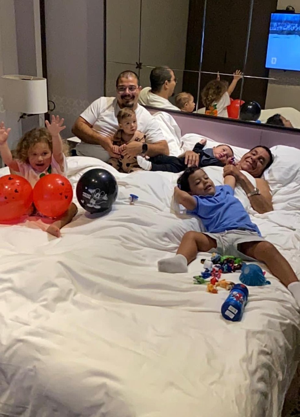 Em período sabático, Zeca Pagodinho comemora 66 anos em Miami ao lado ...
