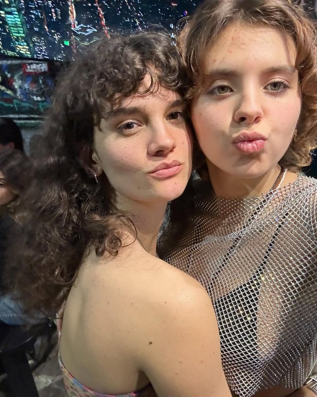 Aos 16 anos, Flor Gil namora estudante americana que mora nos EUA