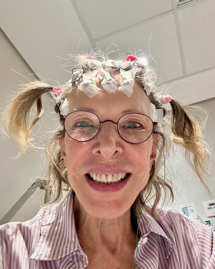 Marília Gabriela posa de maria- chiquinha após fazer exame no hospital ...