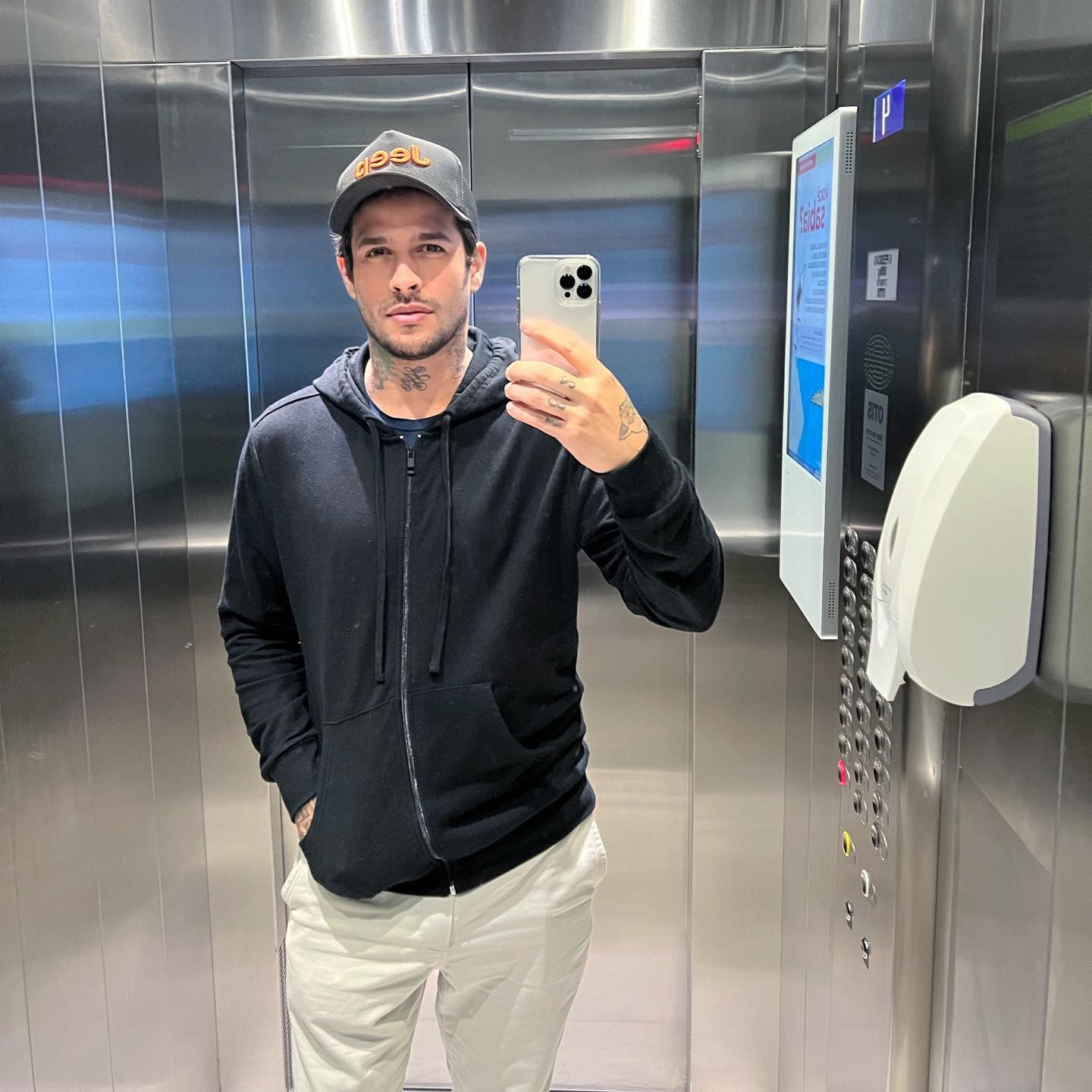 Vencedor do 'BBB 8', Rafinha faz tattoo em Gyselle Soares, a vice ...