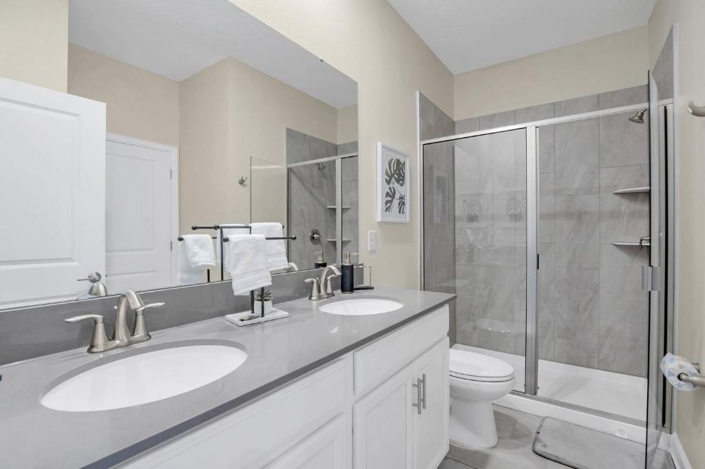 Mansão temática de Deborah Secco com nove quartos nos EUA pode ser alugada por R$ 3 mil a diária ...