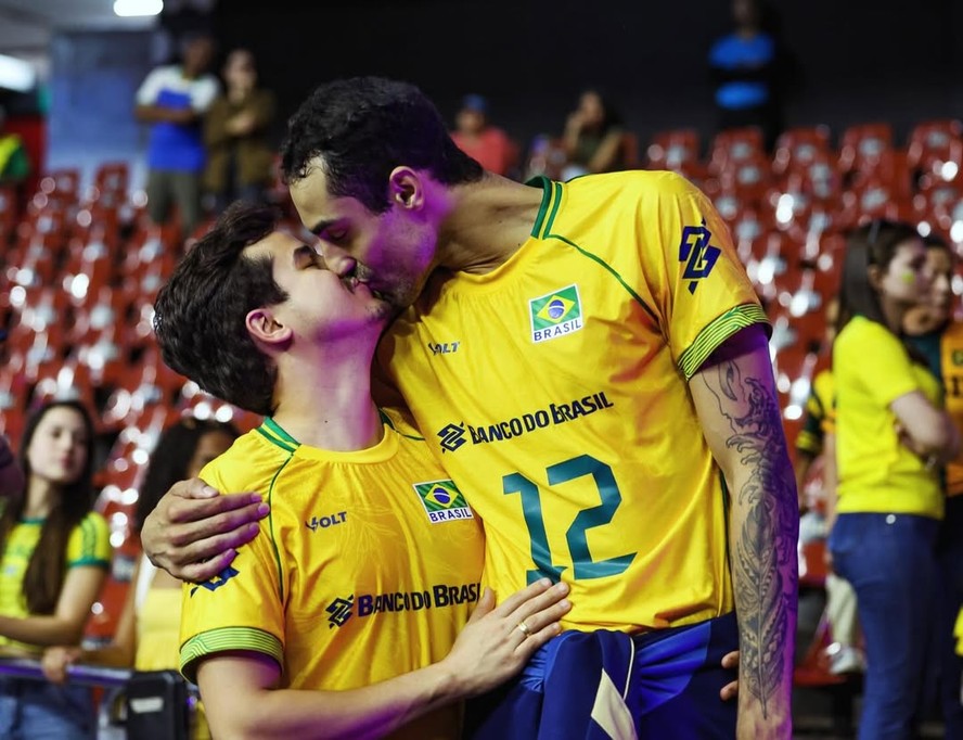 Douglas Souza, do vôlei, ganha beijão e declaração do namorado ao ...