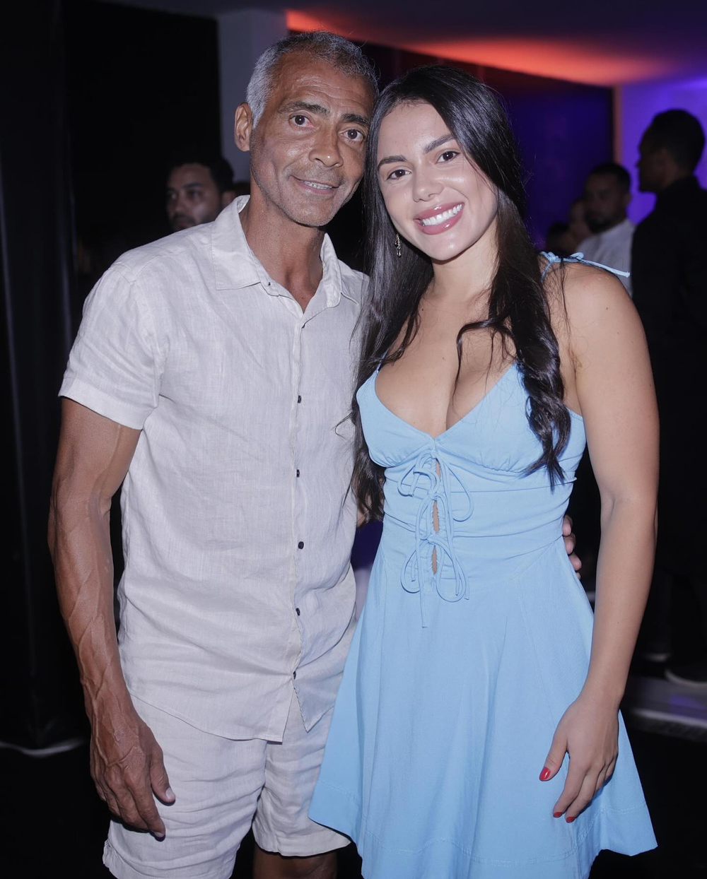 Romário posa agarradinho com namorada de 22 anos em jantar romântico