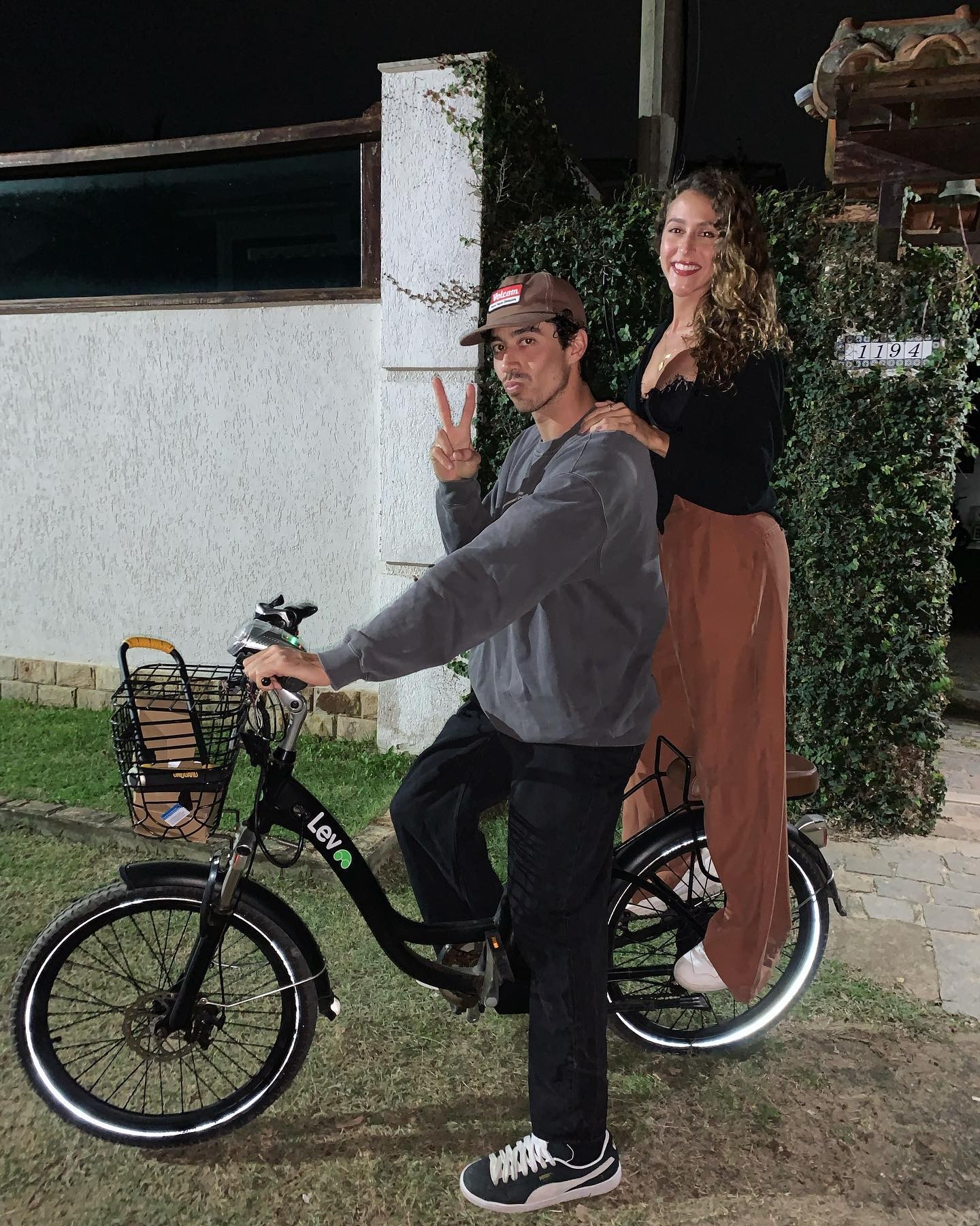 A nova família do surfe: Quem está por trás do campeão mundial Yago Dora