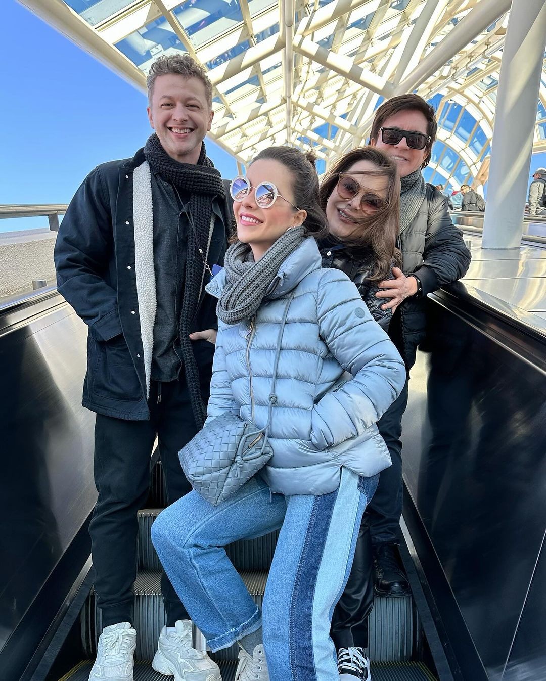 Discreta, Sandy vai com a sogra em evento no Rio e posa com ela