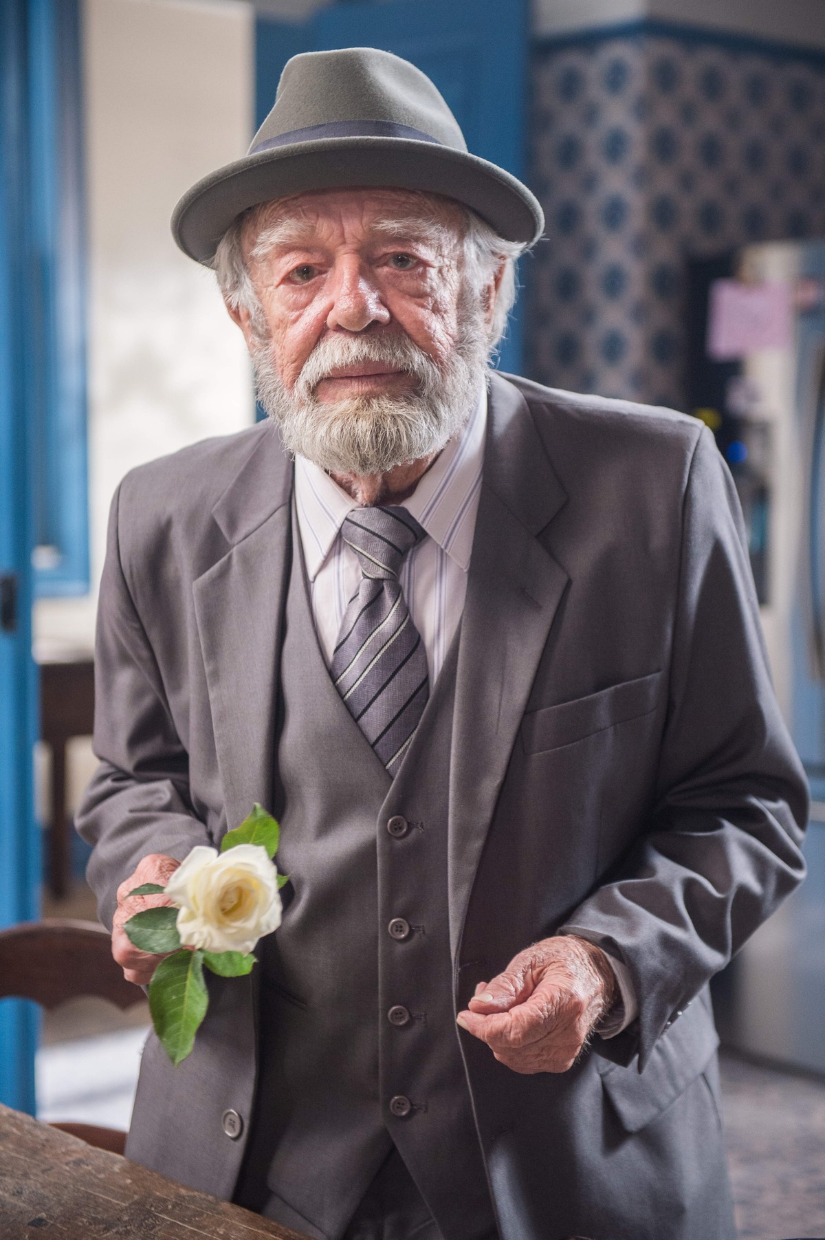 Ator Emiliano Queiroz, de 87 anos, se recupera de pneumonia e recebe ...