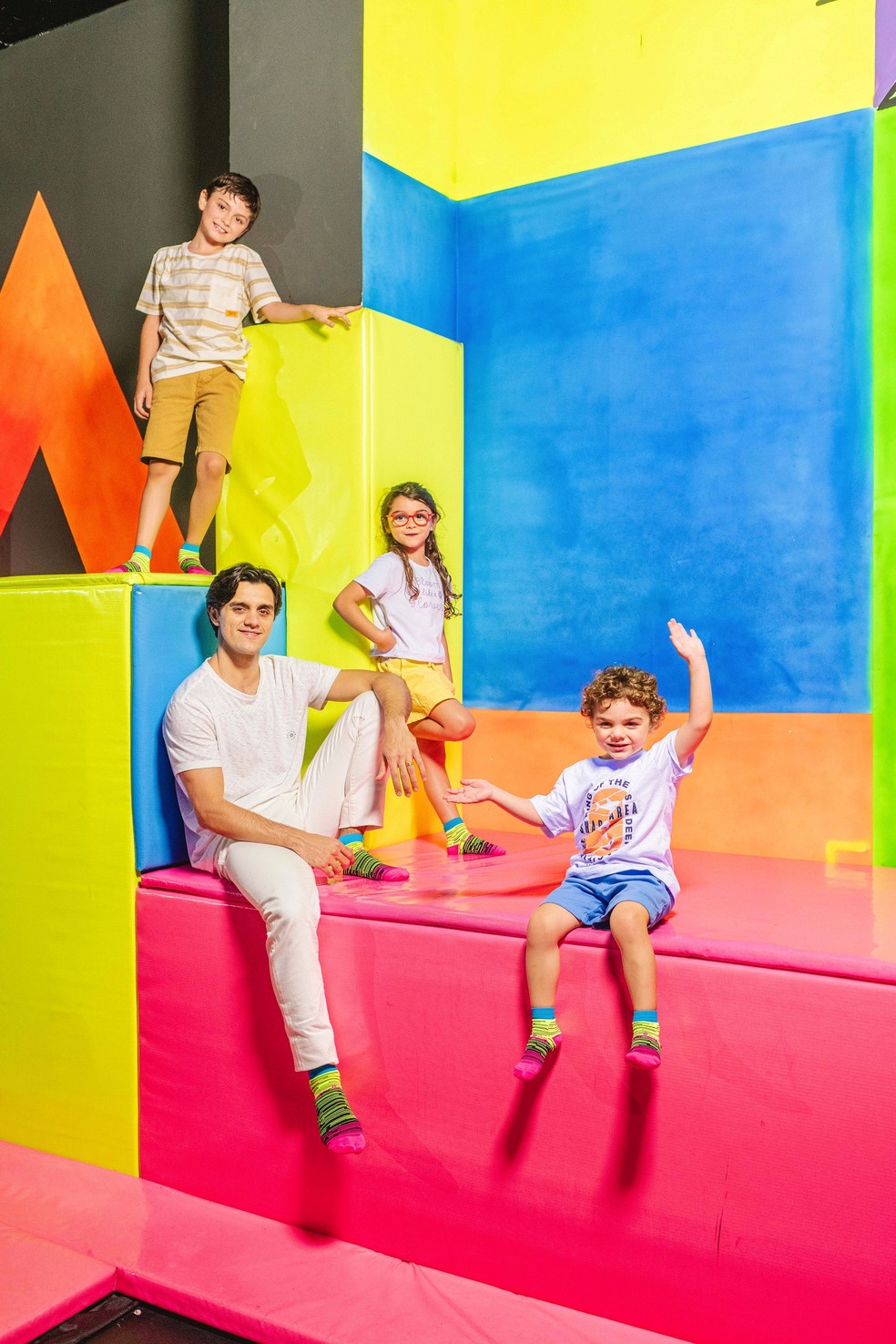 Felipe Simas se esbalda com os filhos em trampolins e reflete: 'Sou ...