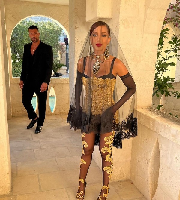 Galã italiano Simone Susinna beija o pé de Anitta após casal assumir namoro