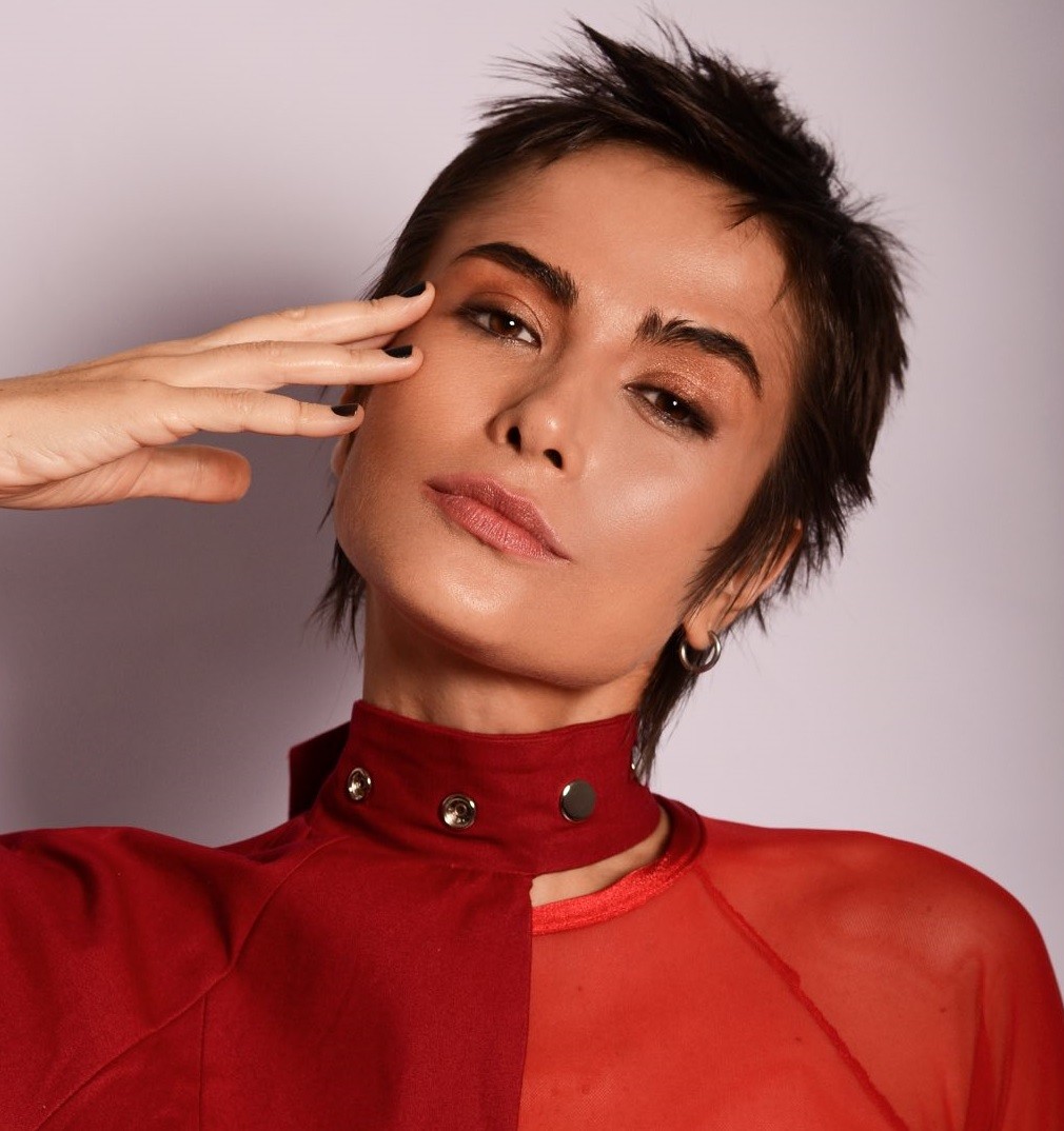 Maria Casadevall participa de ritual ao lado da namorada: 'Estou fardada no Santo Daime'