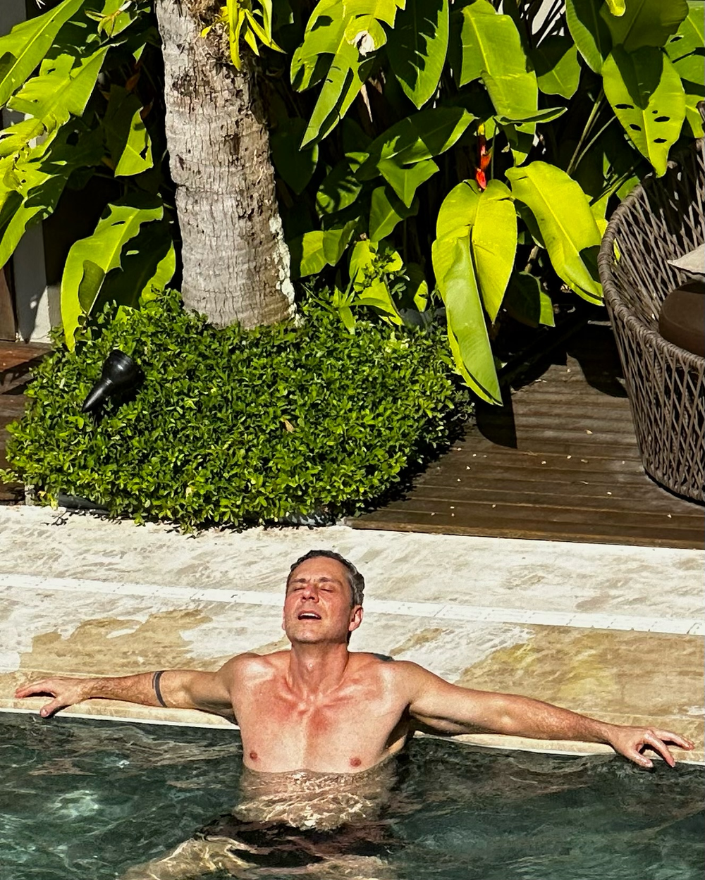 Alexandre Nero curte piscina de sua nova mansão no Rio; veja fotos