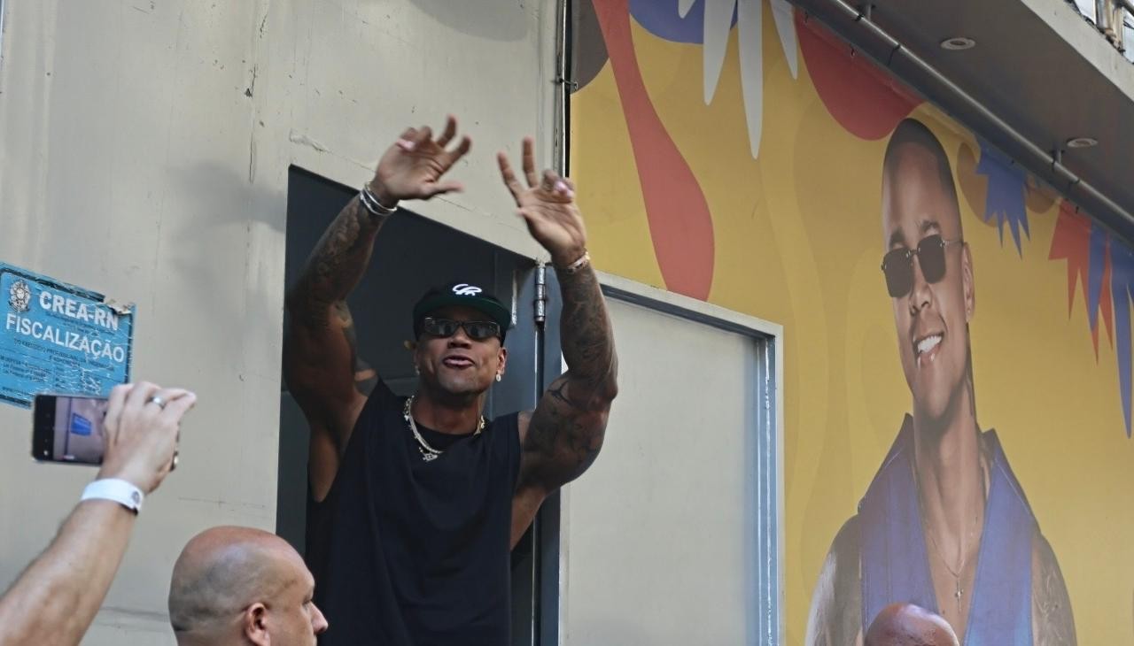 Léo Santana chega ao Bloco da Gold para dar início a desfile