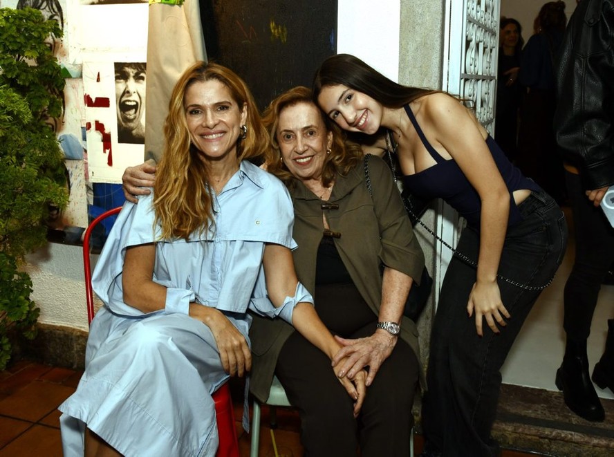 Em momento 'porta-retrato', Ingrid Guimarães posa com a mãe e a filha ...