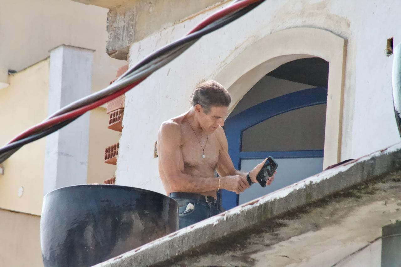 Após despejo, Mário Gomes se muda para casa antiga onde moram filhas em ...