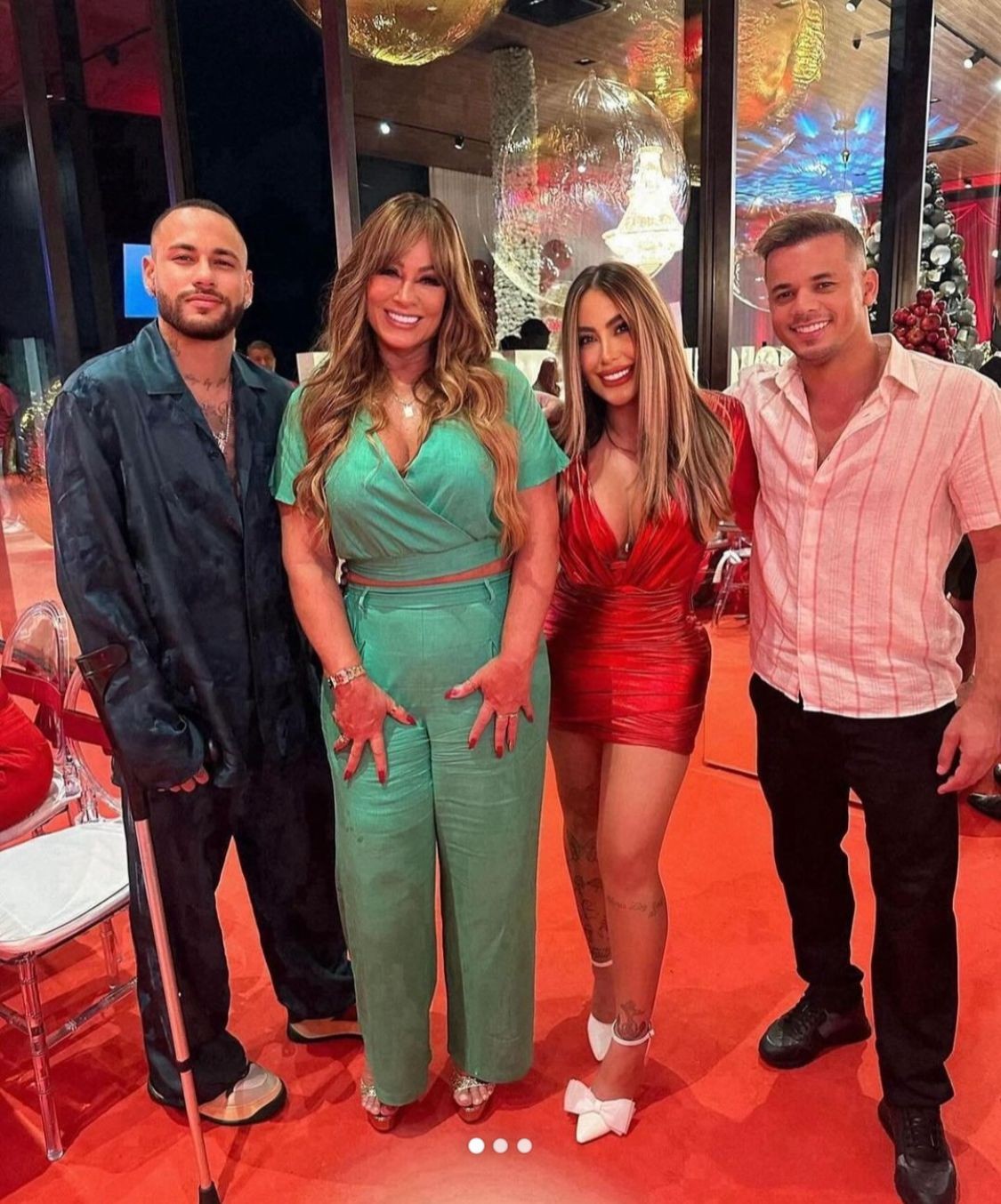 Neymar e irmã dão carrão de presente para a mãe no Natal