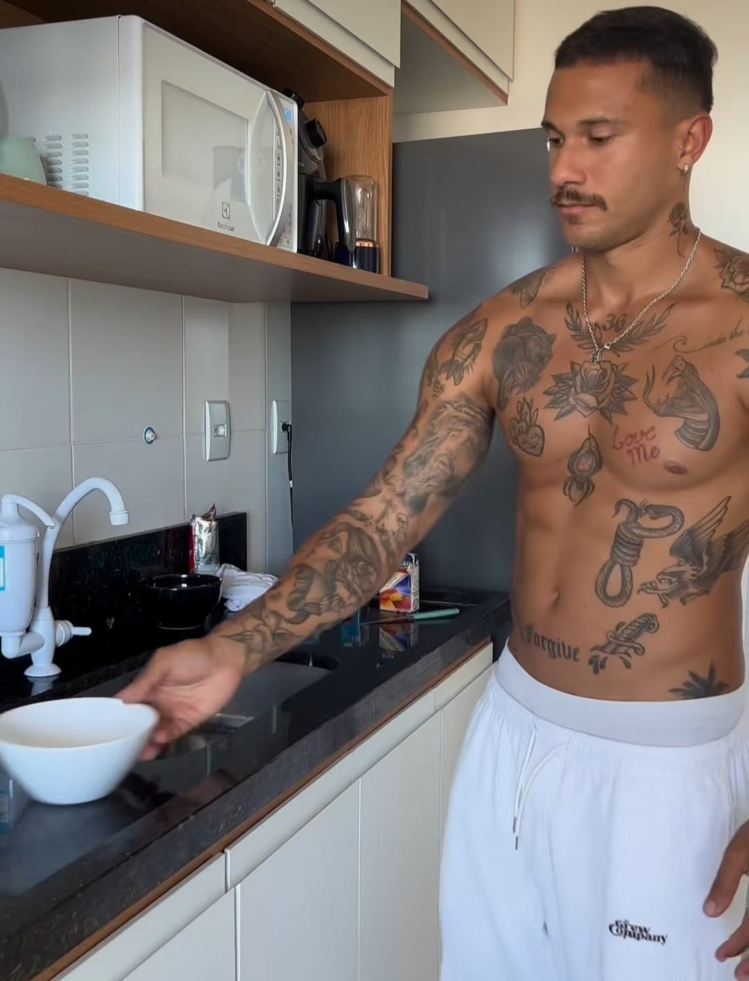 Cozinheiro gato: quem é o tiktoker que viralizou ensinando receitas enquanto mostra o corpo tatuado