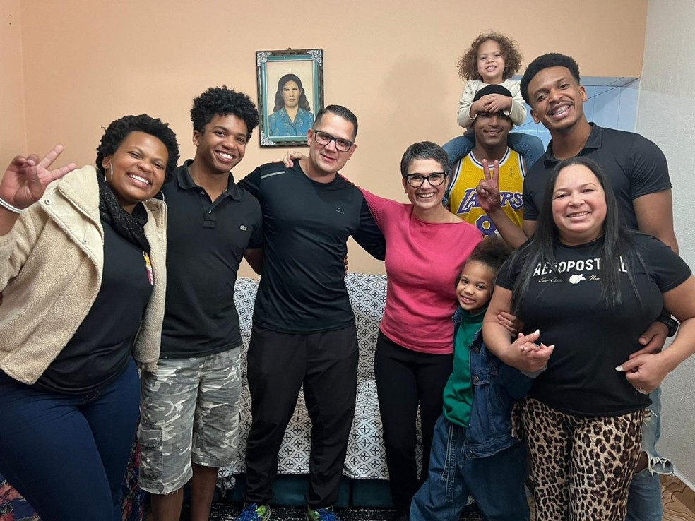 Sandra Annemberg presenteia Rebecca Andrade com tricô feito por ela nos ...