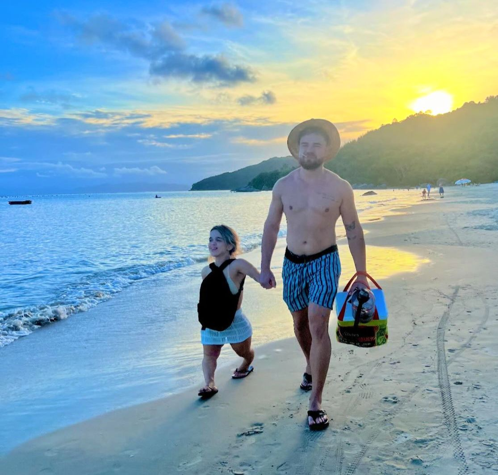 Influenciadora com nanismo diz faturar R$ 80 mil com nudes após ...