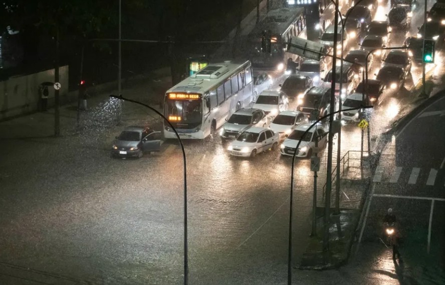 Rio entra em estágio de alerta por causa de chuvas muito fortes nas ...