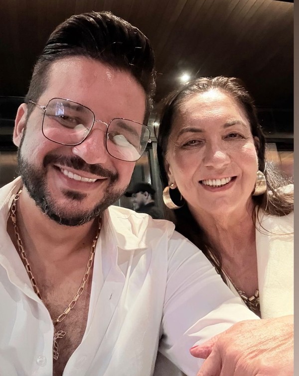 Mãe de Virginia Fonseca curte noite com novo namorado 21 anos mais ...