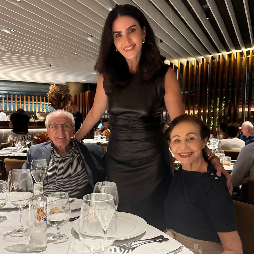 Lisandra Souto reúne família em jantar de 50 anos, posa com os filhos e apresenta o genro