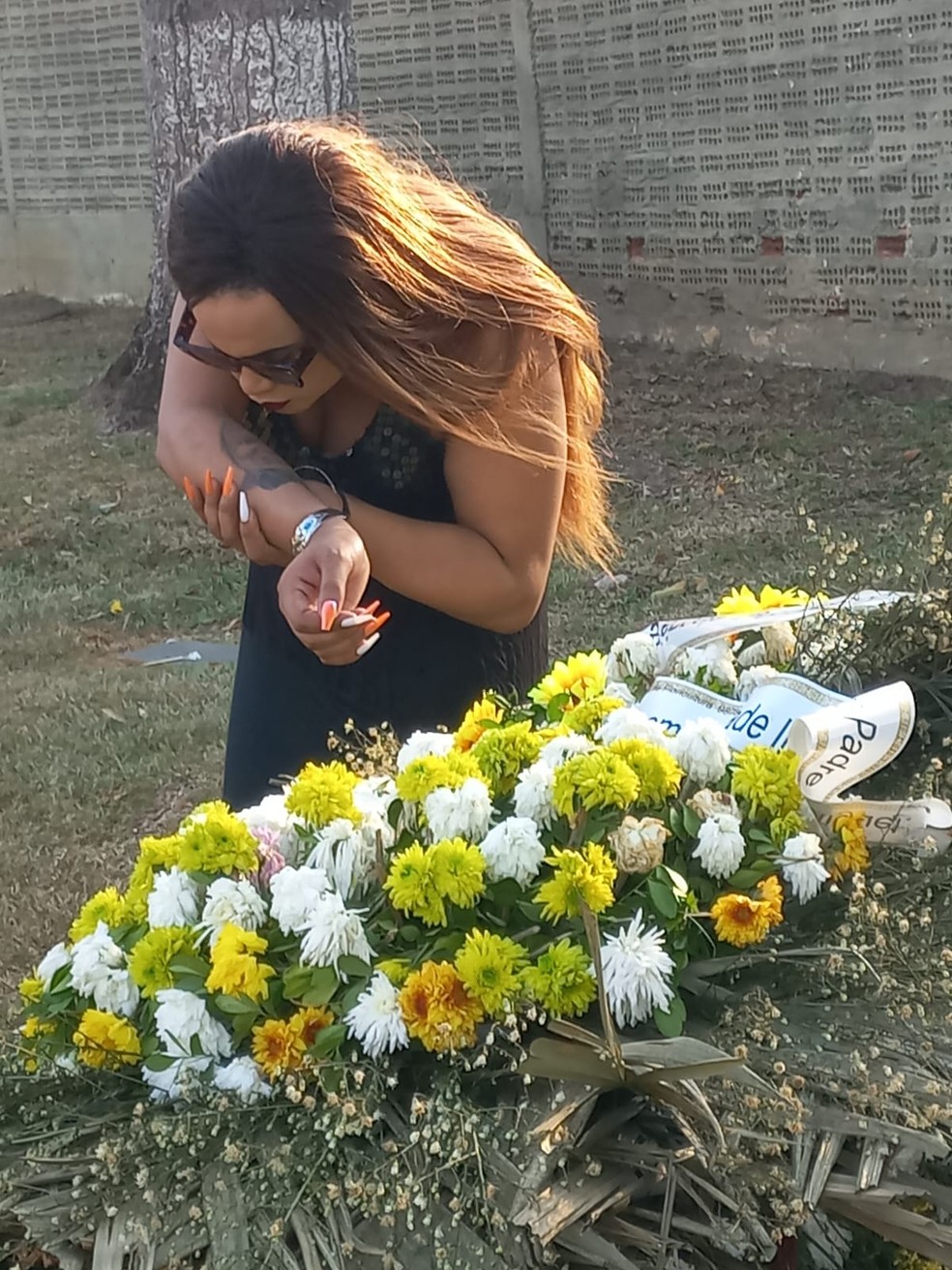 Após visitar túmulo de Anderson, ex-affair MC May lamenta morte do ...