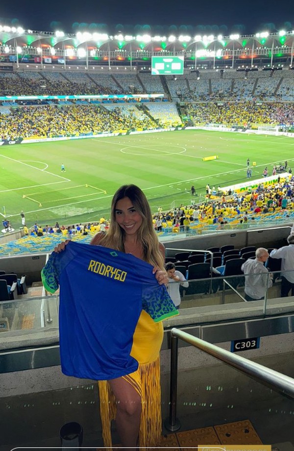 Voltaram? Ex de Rodrygo assiste partida da seleção ao lado da família ...