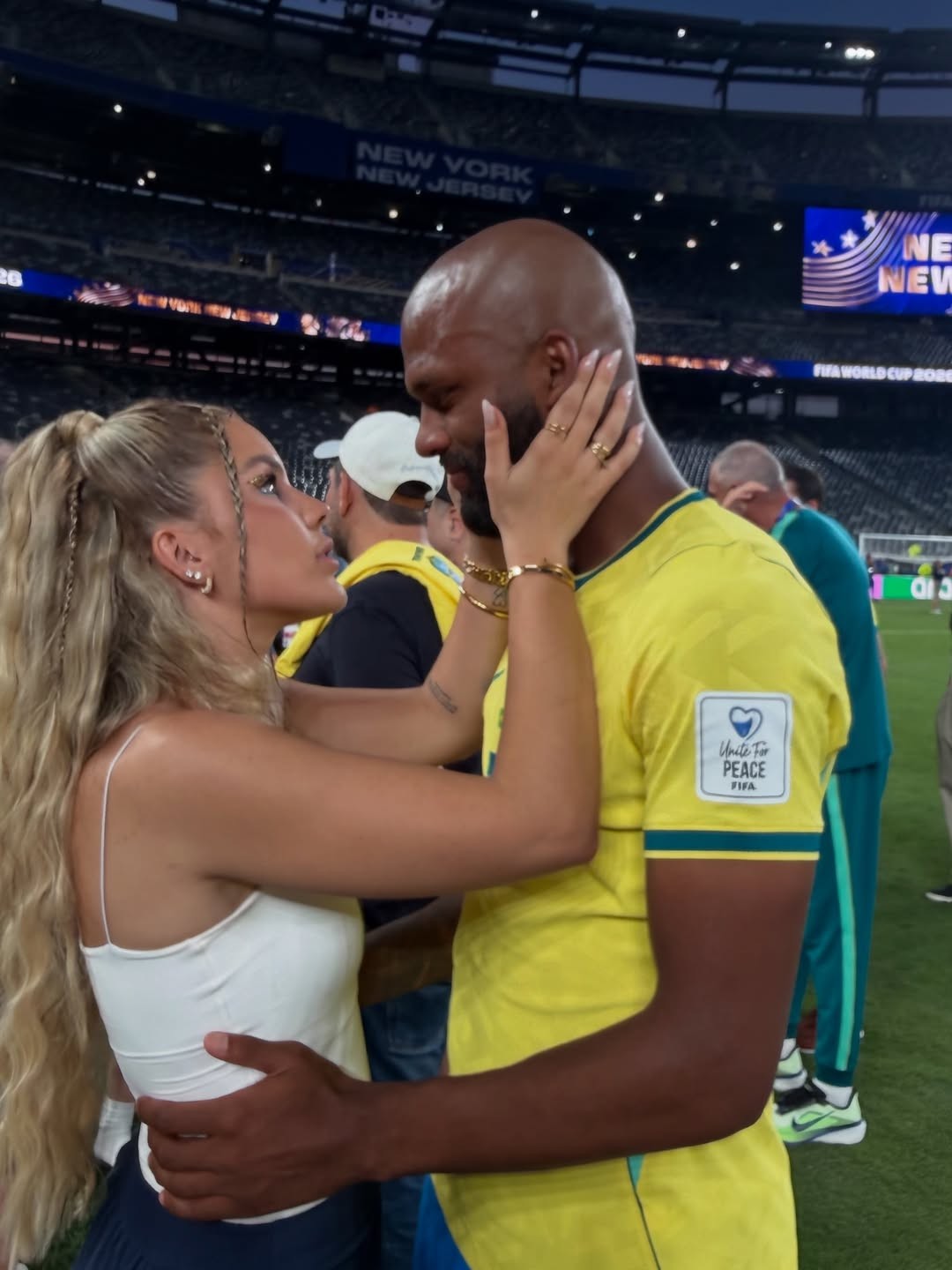 Mulher de Igor Thiago publica texto em apoio ao atacante após estreia ...