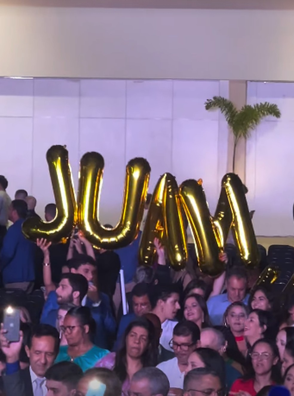 Popó se emociona e vai às lágrimas em formatura do filho médico; veja o ...