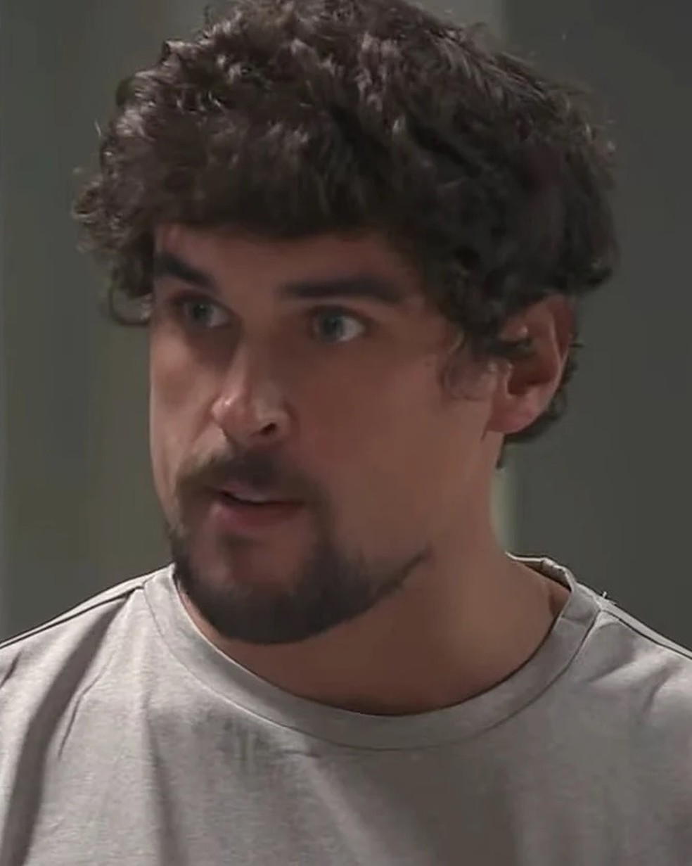 Nos resumos de 'A infância de Romeu e Julieta', Romeu e Julieta brigam ...