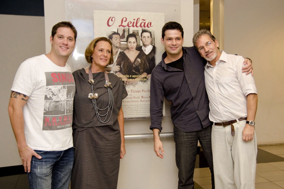 Elizabeth Savalla reúne os quatro filhos, noras e ex-marido, galã dos ...