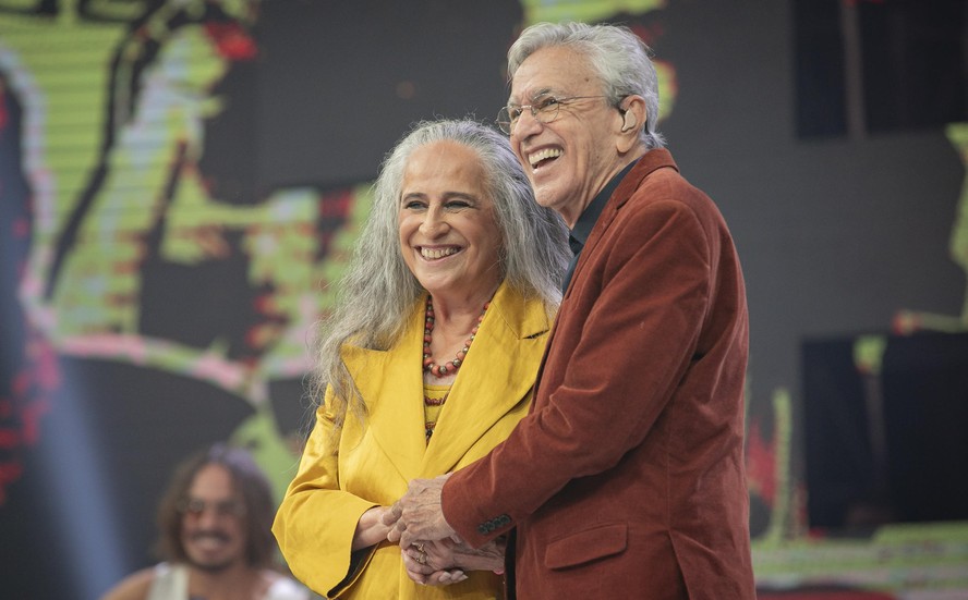Maria Bethânia e Caetano Veloso cantam no ‘Caldeirão com Mion’ e emocionam uma plateia de famosos