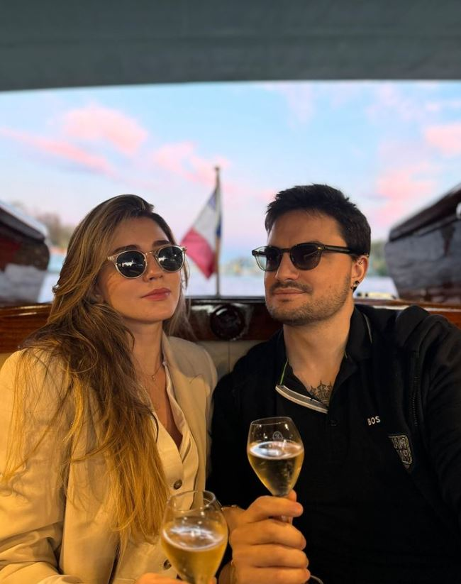 Em Paris, Felipe Neto comemora 1 ano de namoro e se hospeda em suíte ...