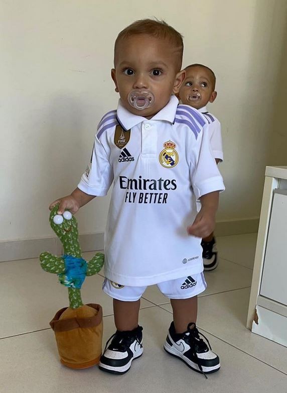 Rodrygo Goes posa pela primeira vez em família com filhos gêmeos antes ...