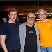 Aos 60 anos, ator de novelas revela namoro com modelo de 19: 'Meu amor'