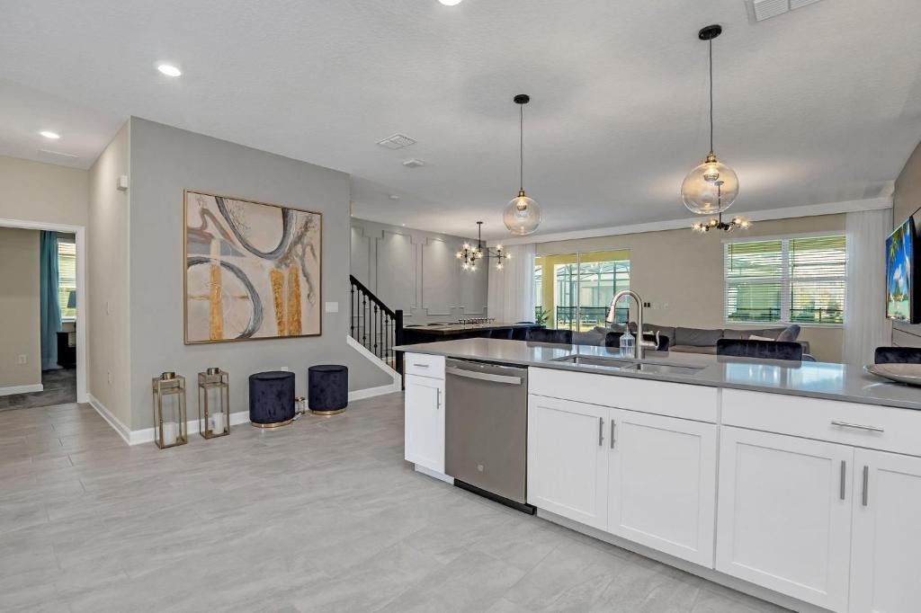 Mansão temática de Deborah Secco com nove quartos nos EUA pode ser alugada por R$ 3 mil a diária ...