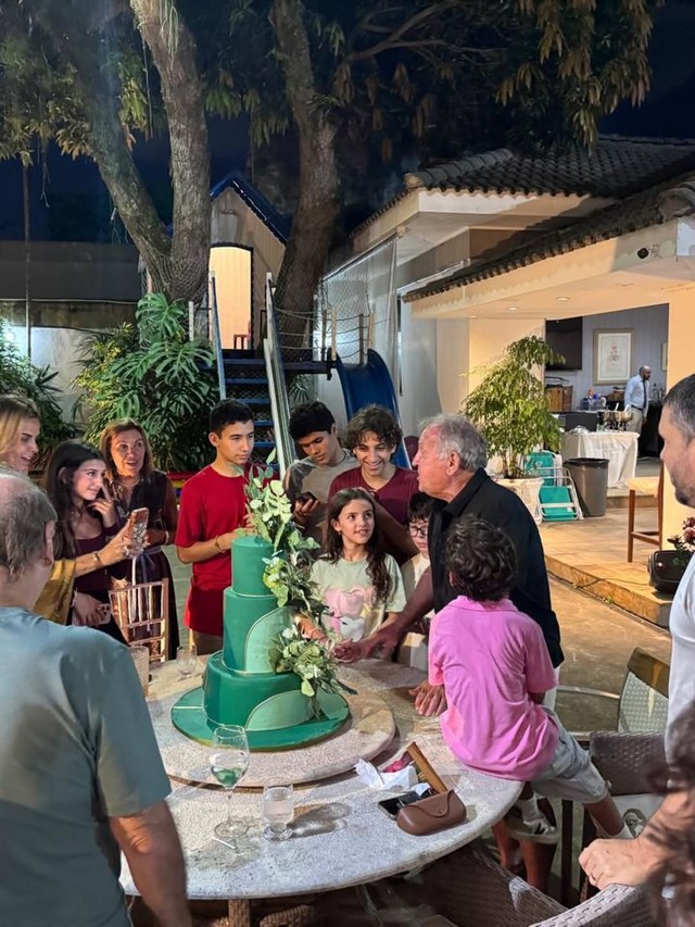 Zico celebra 73 anos com a mulher, filhos, netos e ex-craques